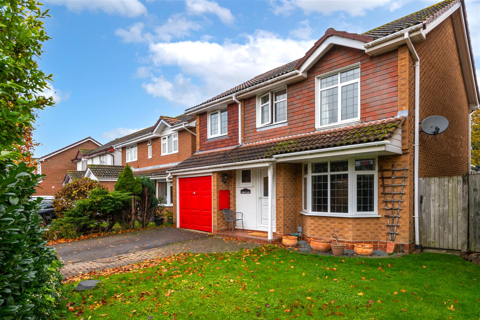 Property in Hayes Walk, Smallfield, Smallfield Horley, Surrey, RH6 9QW