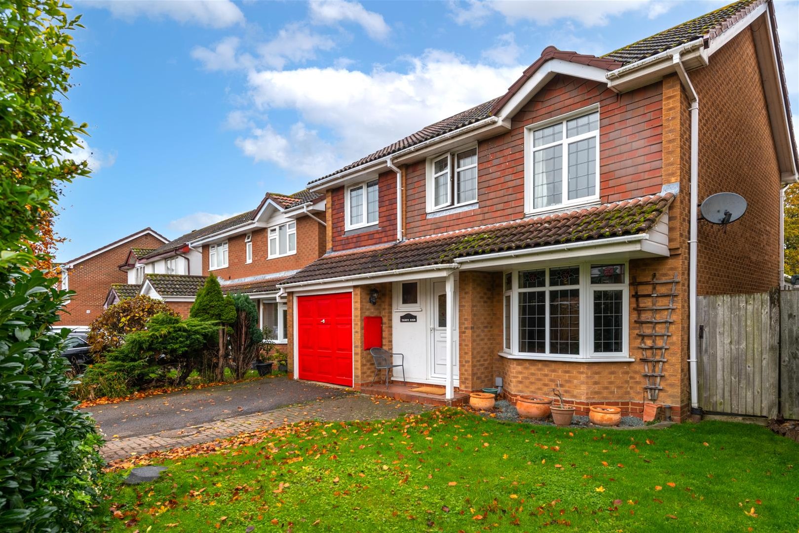 Property in Hayes Walk, Smallfield, Smallfield Horley, Surrey, RH6 9QW