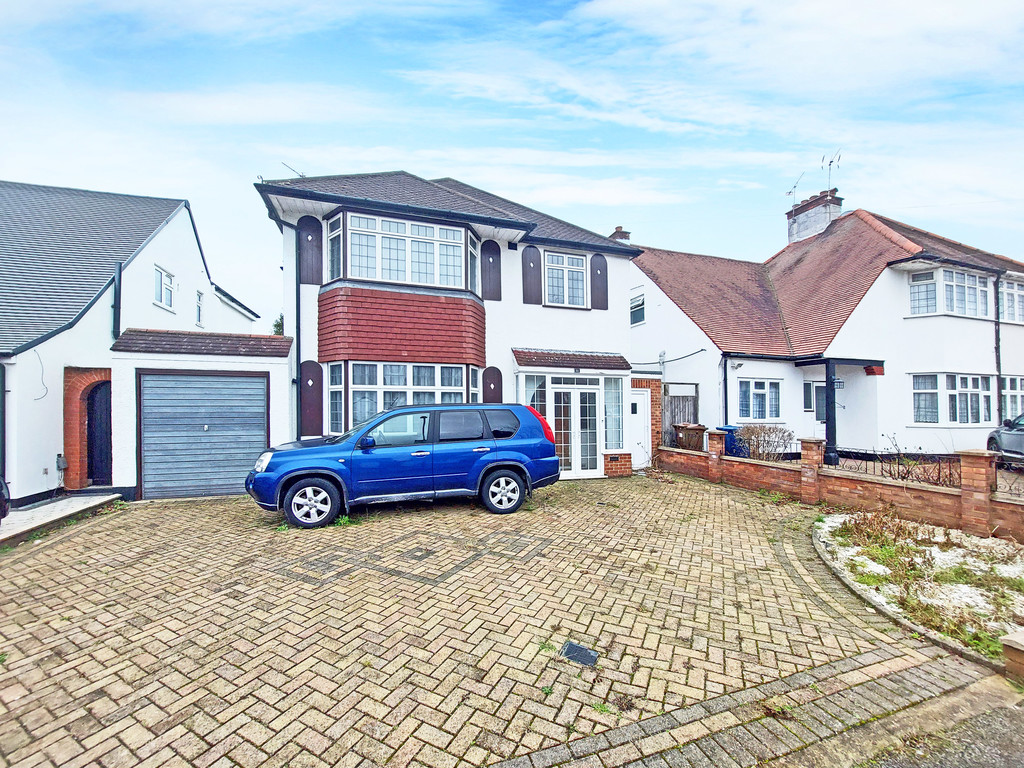 Property in West Avenue, Pinner, HA5 5BZ