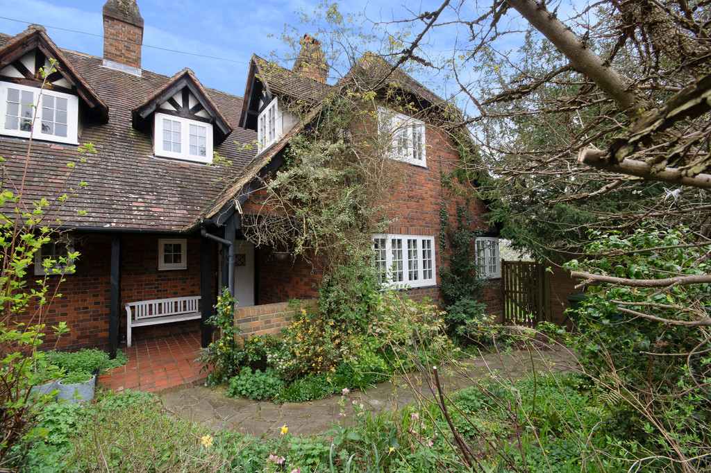 Property in Cuckoo Hill, Pinner, HA5 2BE
